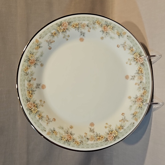 Noritake | Dining | Noritake Spring Field 2932 Dinner Plate Used | Poshmark